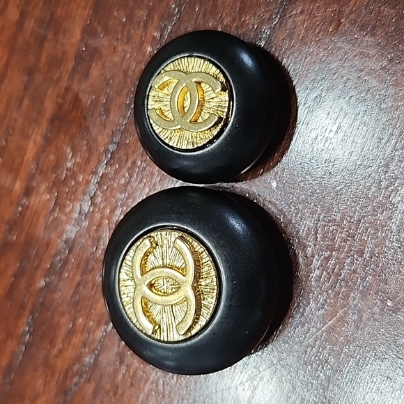 CHANEL | Accessories | Chanel Black Buttons W Gold Center And Cc Logo ...